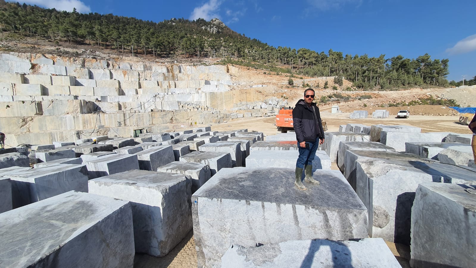 Extracting and exporting natural marble blocks - Marmo Rocks